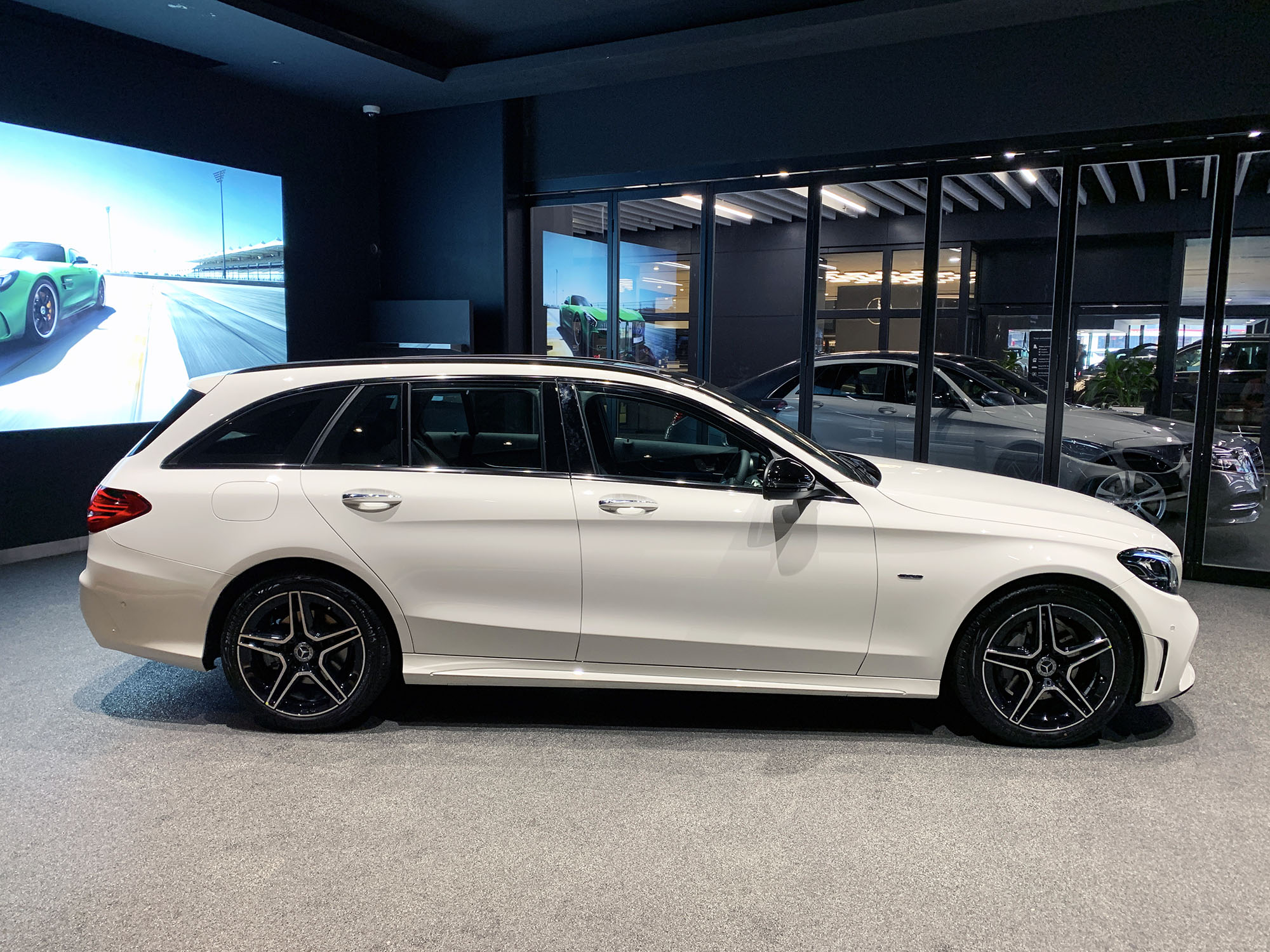 Benz C 200 Estate Night Edition 正式推出 – milktalk